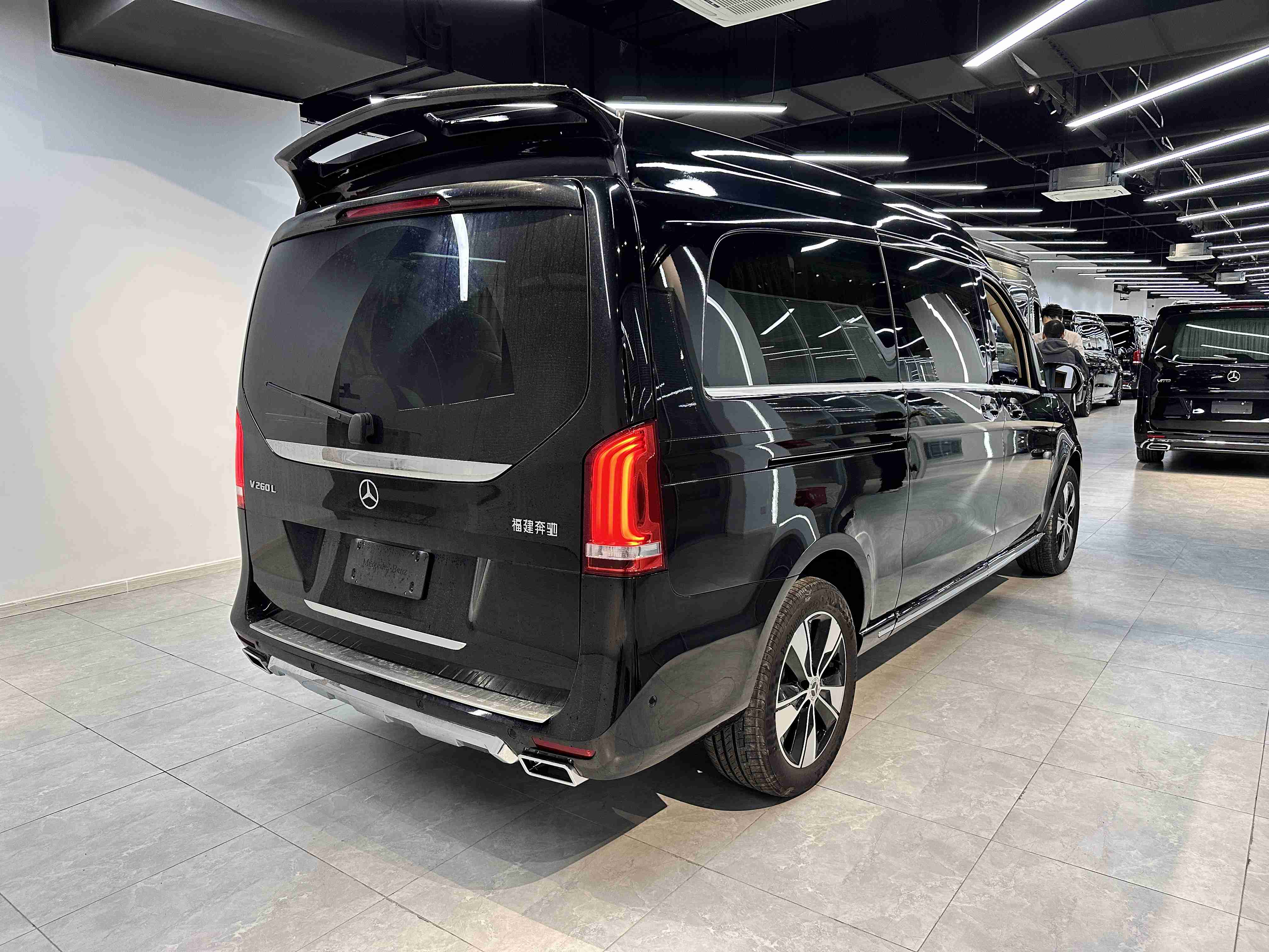 高顶V260L逐浪版 奔驰商务车全新配色_上海群穆汽车官方网站